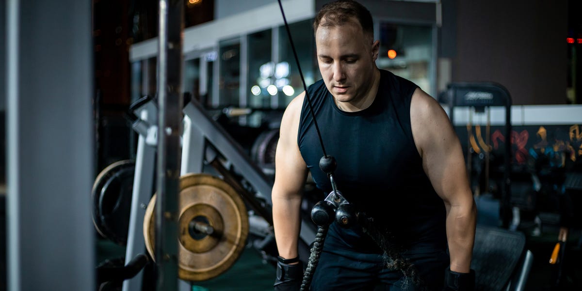 How to Get the Ultimate Lat Squeeze With the Straight-arm Cable Pulldown