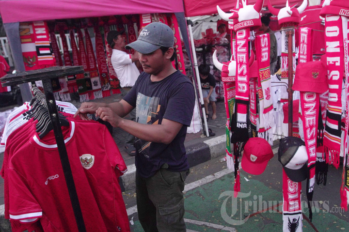 Pedagang Atribut Timnas Indonesia Mulai Ramai