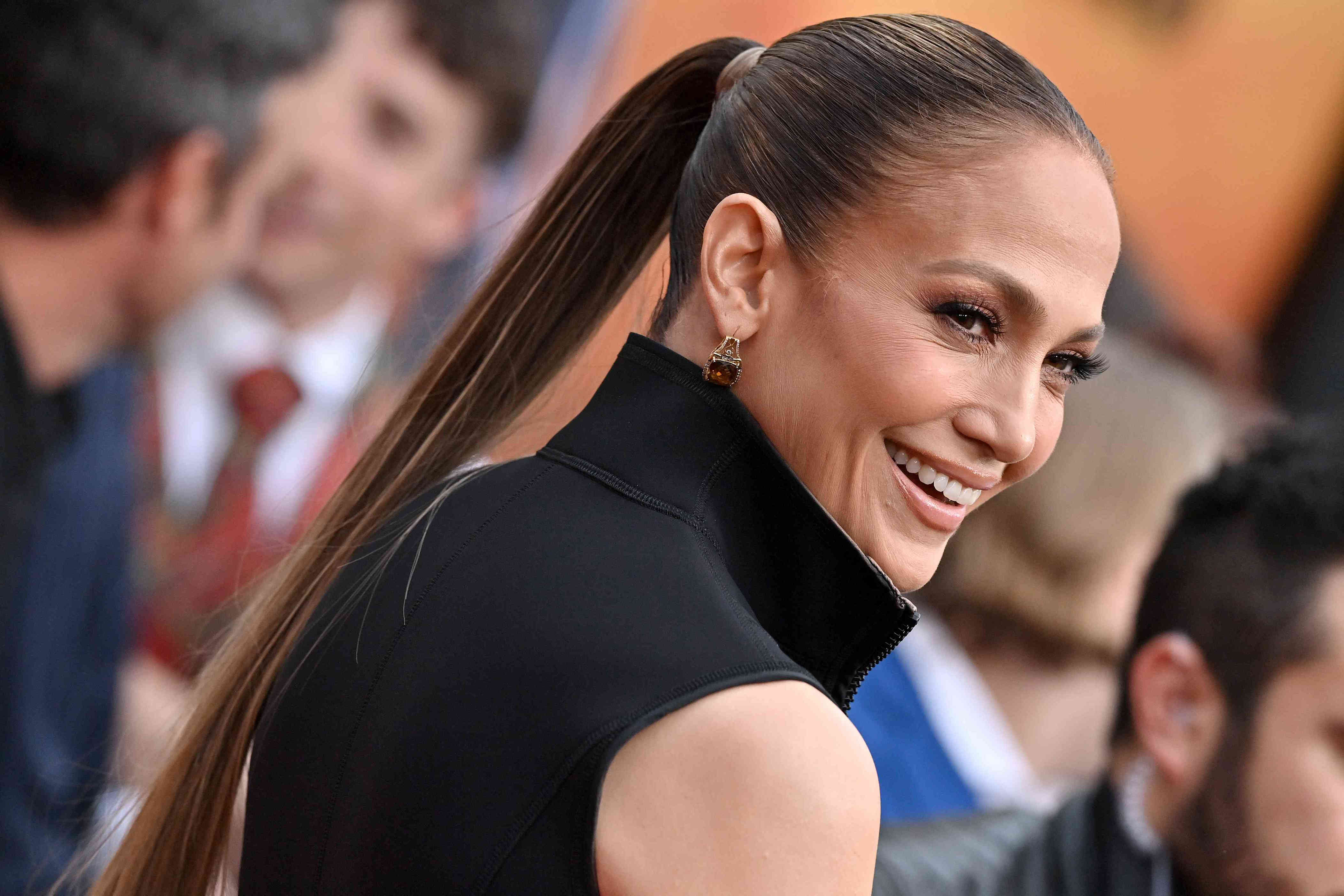 Jennifer Lopez Looks Unrecognizable With a Jet-Black Pixie Haircut