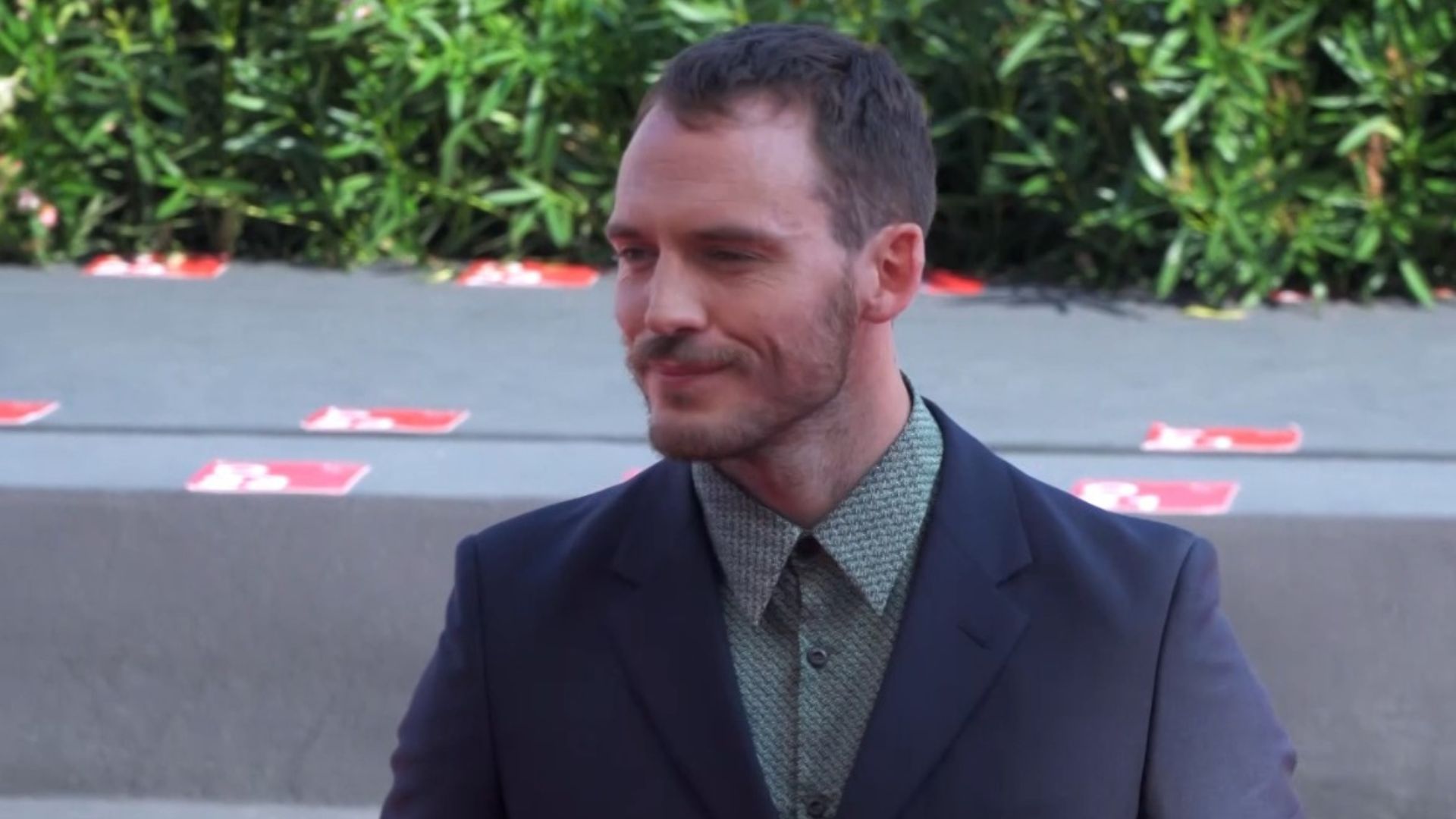 Sam Claflin bringt den Charme auf den Roten Teppich