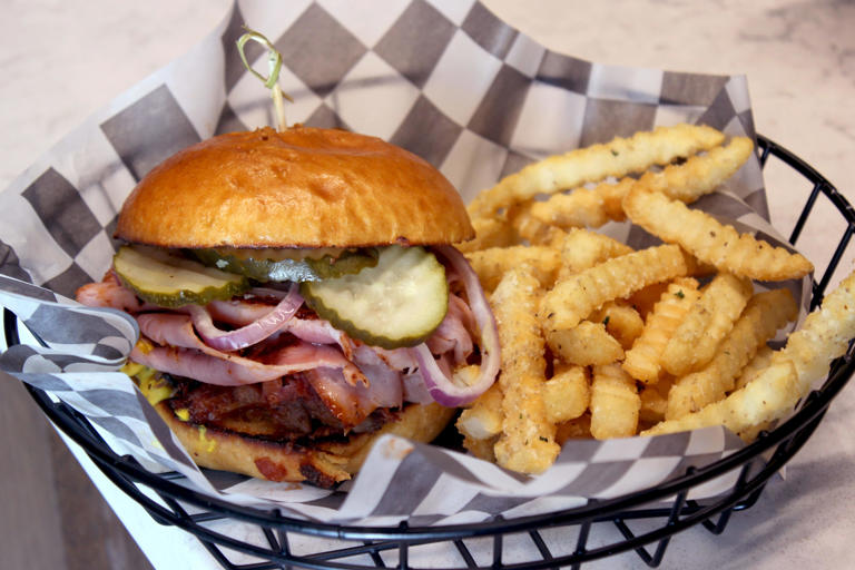 West Side Social brings pickleball, flatbreads, and smashburgers to Pella