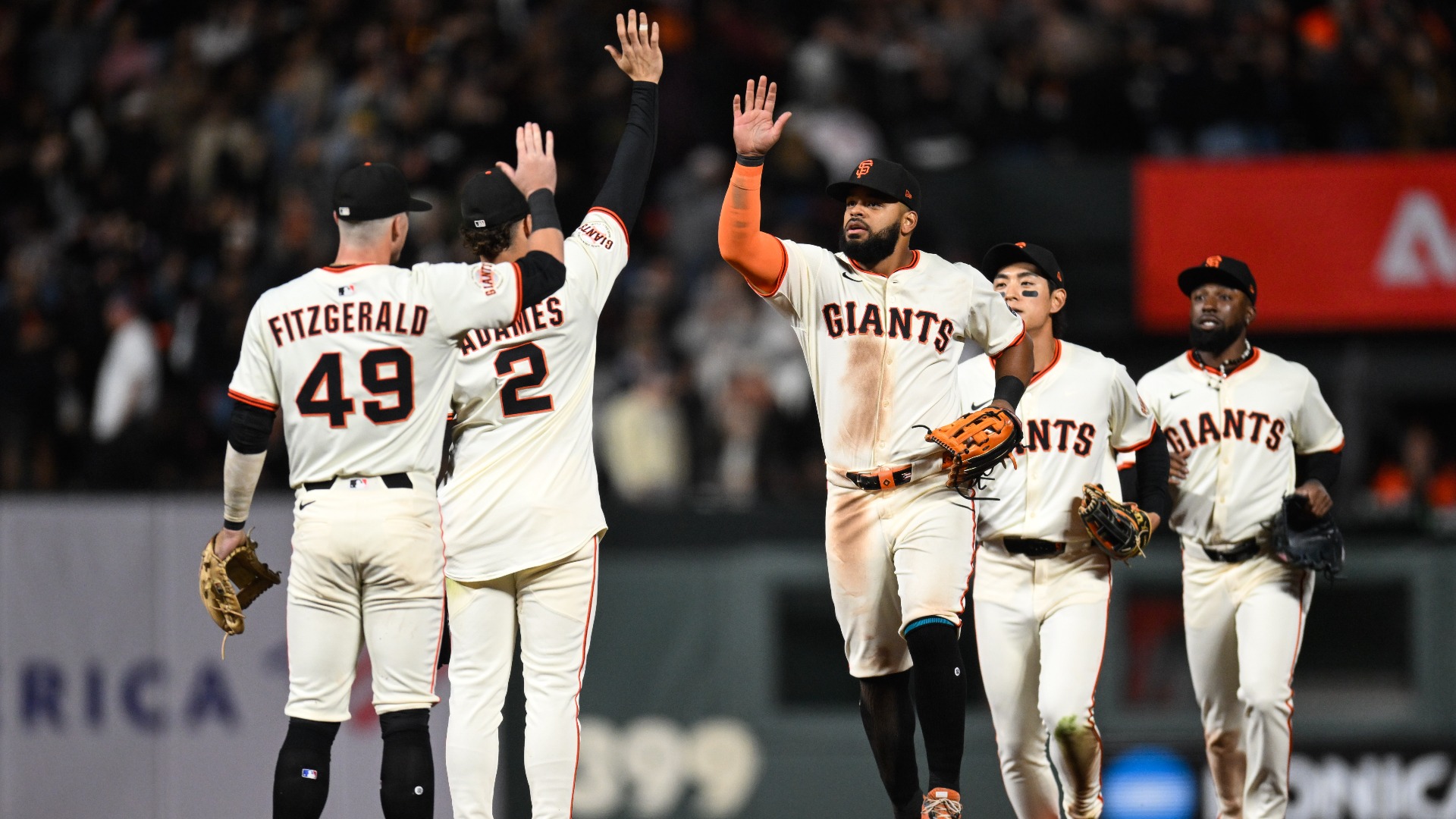 Giants Rally to Score 6-5 Win Over Padres in Thriller