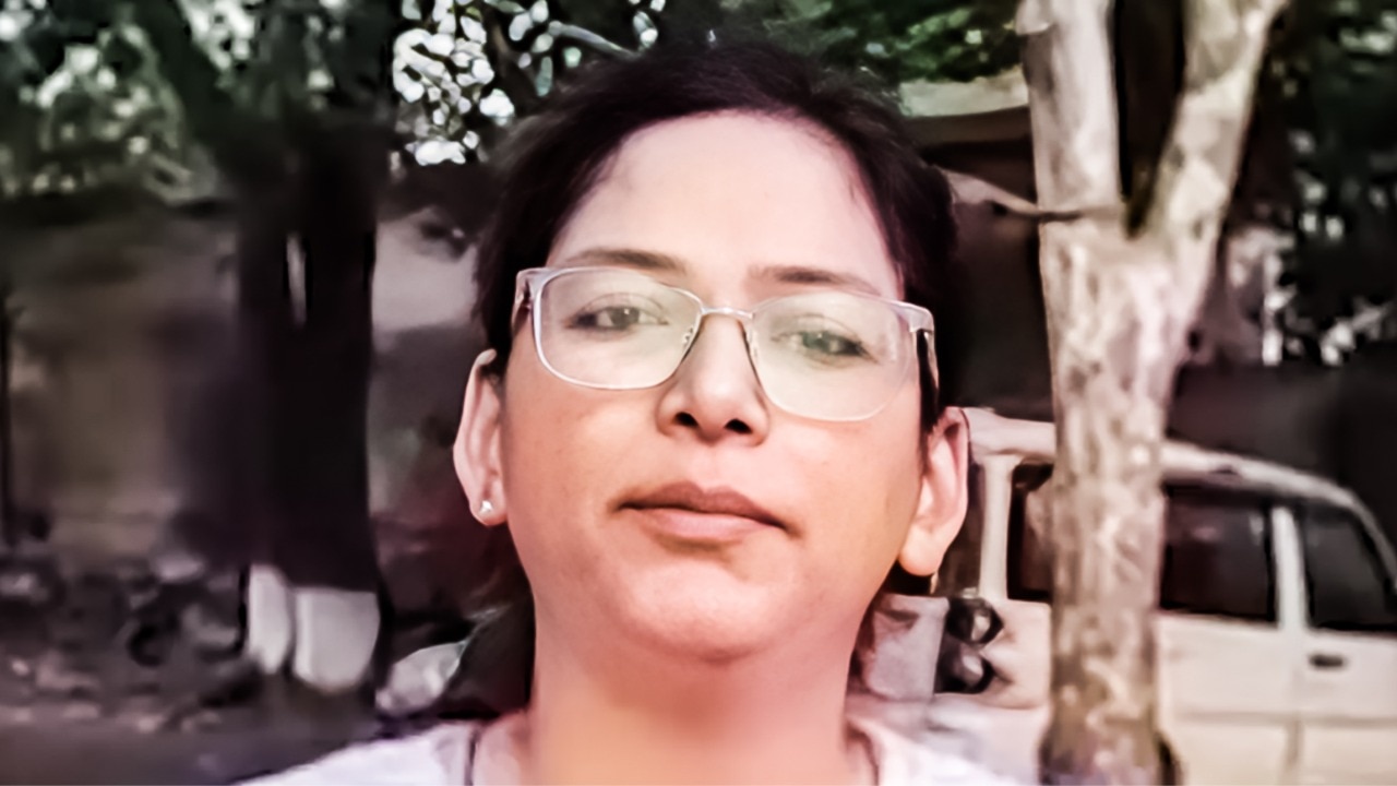 Video: Dacoit Pan Singh Tomar's granddaughter slaps electricity department official