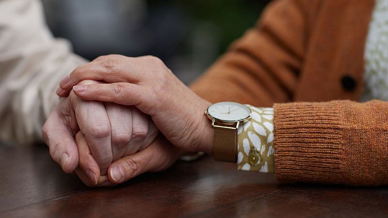 Want to live a long and happy life? Try trusting friends, strangers ...