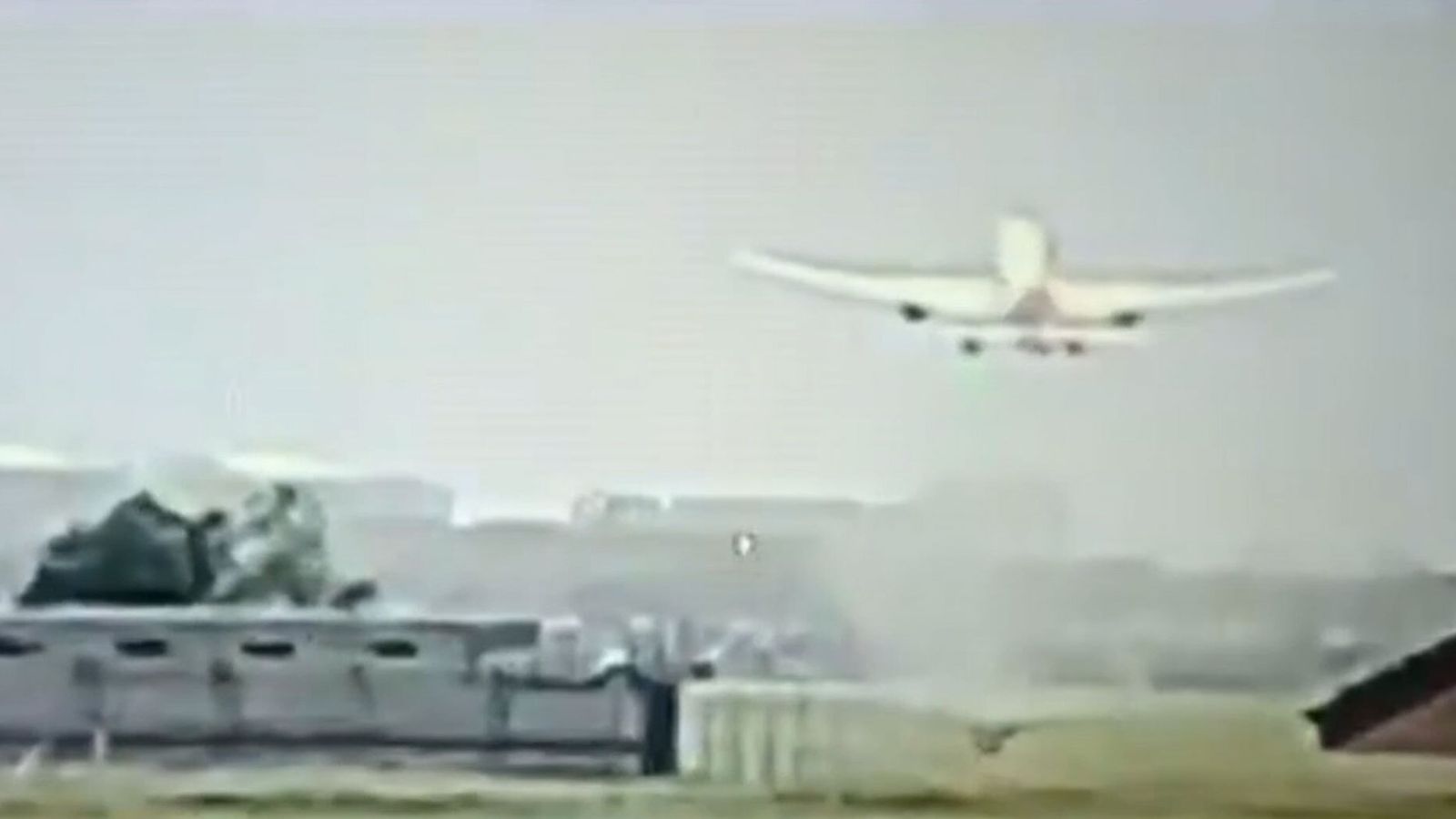 Ex-pilot analyses plane crash video