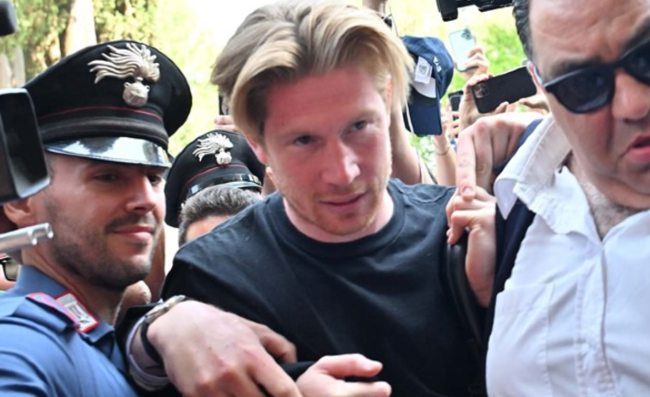 De Bruyne, primo impatto con Napoli: selfie e autografi in città. Il ...
