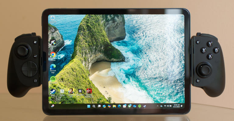 Razer’s new mobile controller can stretch wide enough to fit an iPad Pro