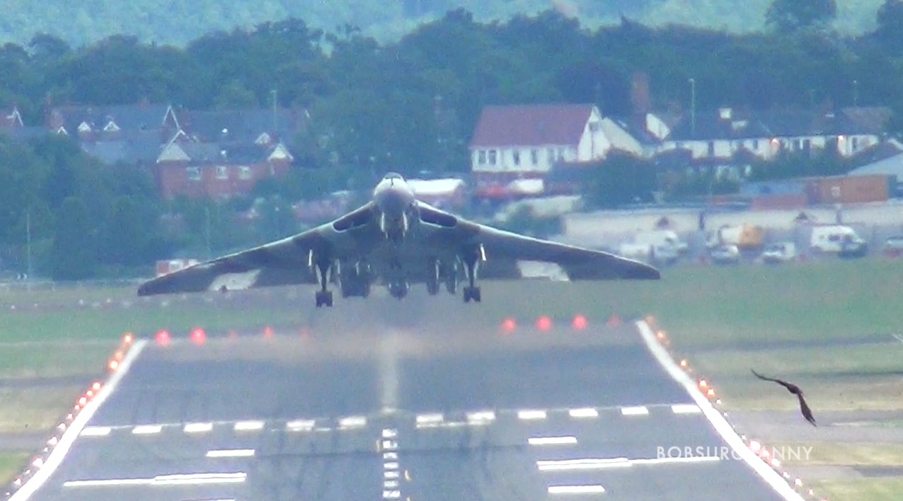 Spectacular Vulcan XH558 Wingover Takeoff and Wheelie Landing