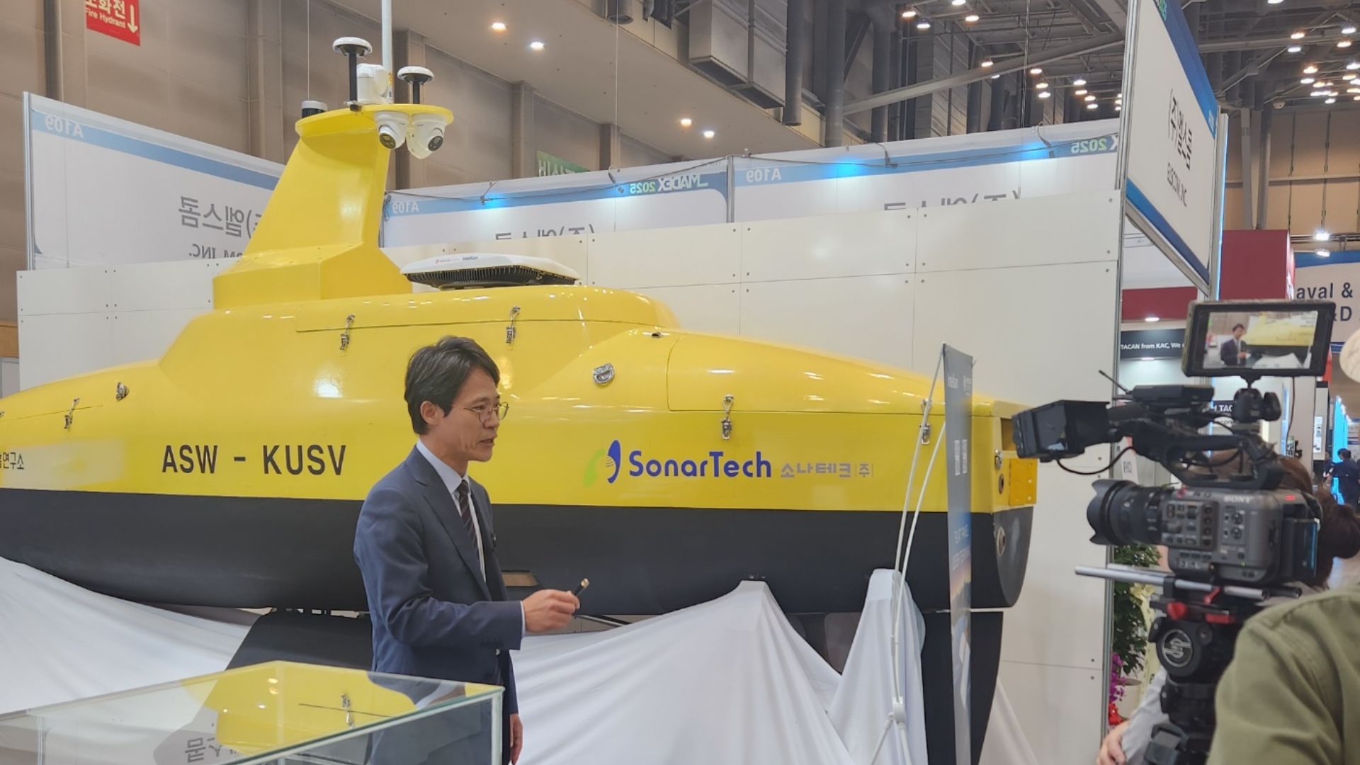 World’s first 20-ton twin-sonar drone turns oceans into submarine ...