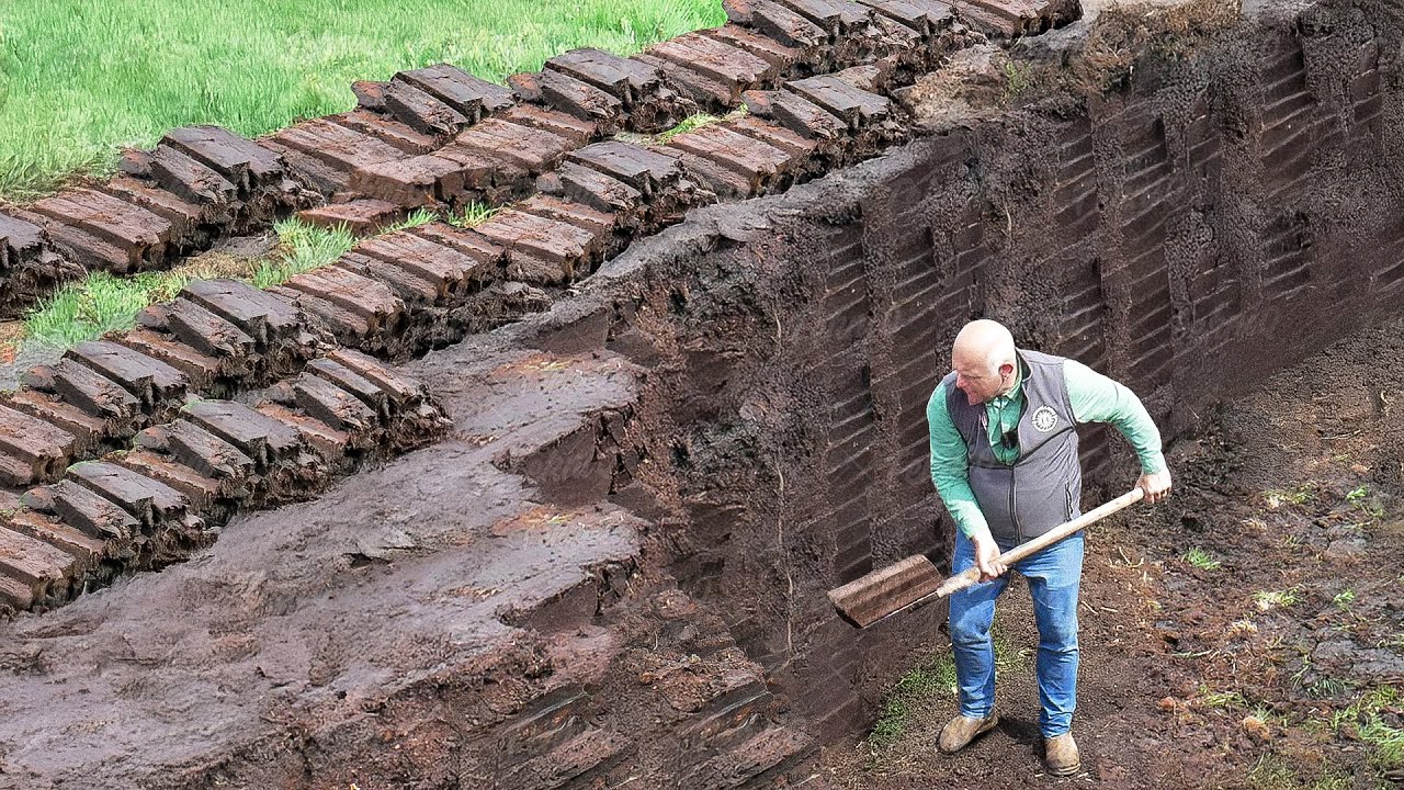 How Irish People Cut Tons of “Mud Fuel” the Old Way!