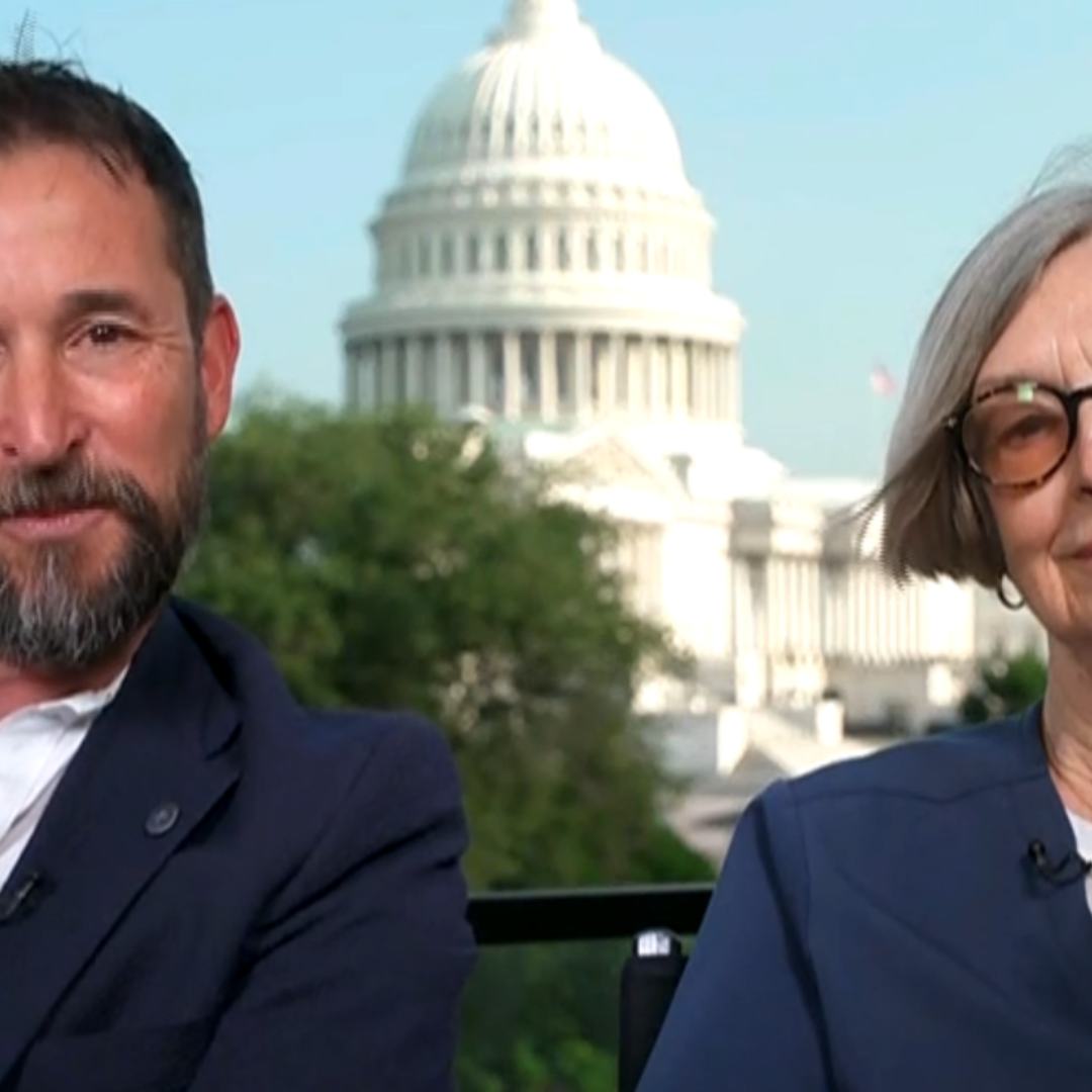 How actor Noah Wyle and his mom are advocating for health care workers