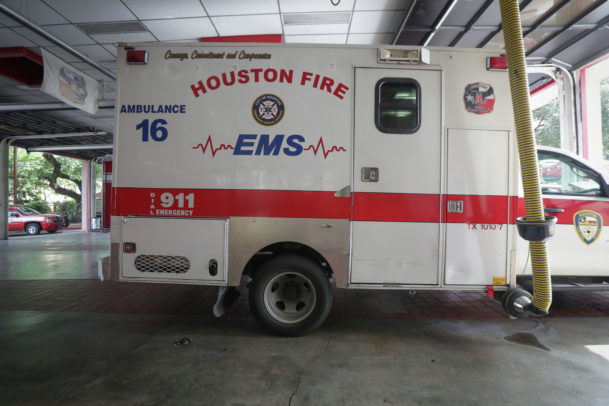 Man steals HFD ambulance from Ben Taub Hospital, leads police on 30 ...