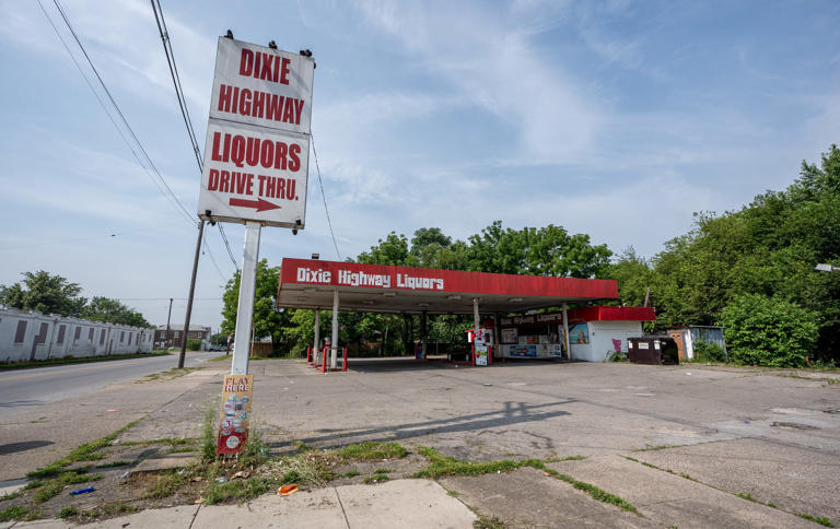 Lawsuit: Louisville mayor ordered police to "clean up" area, leading to ...