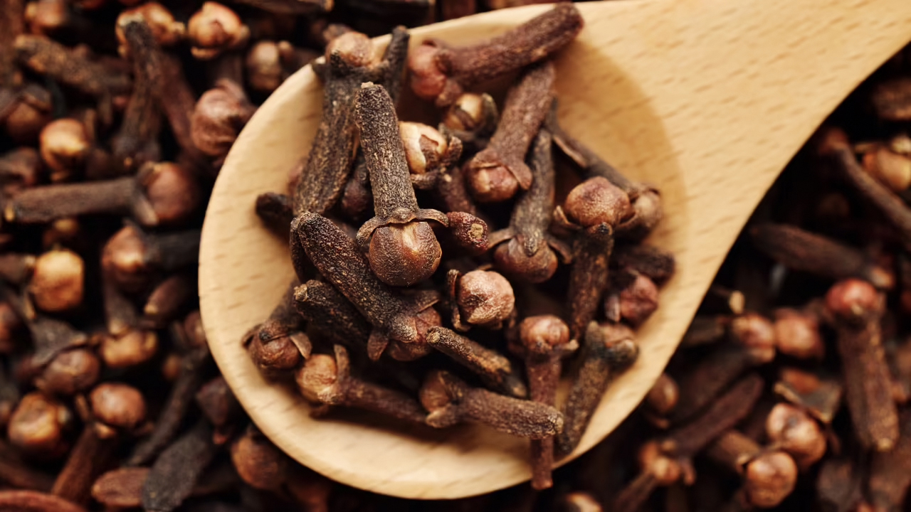 The Ultimate Guide to Cloves: Benefits, Uses, and How They Work