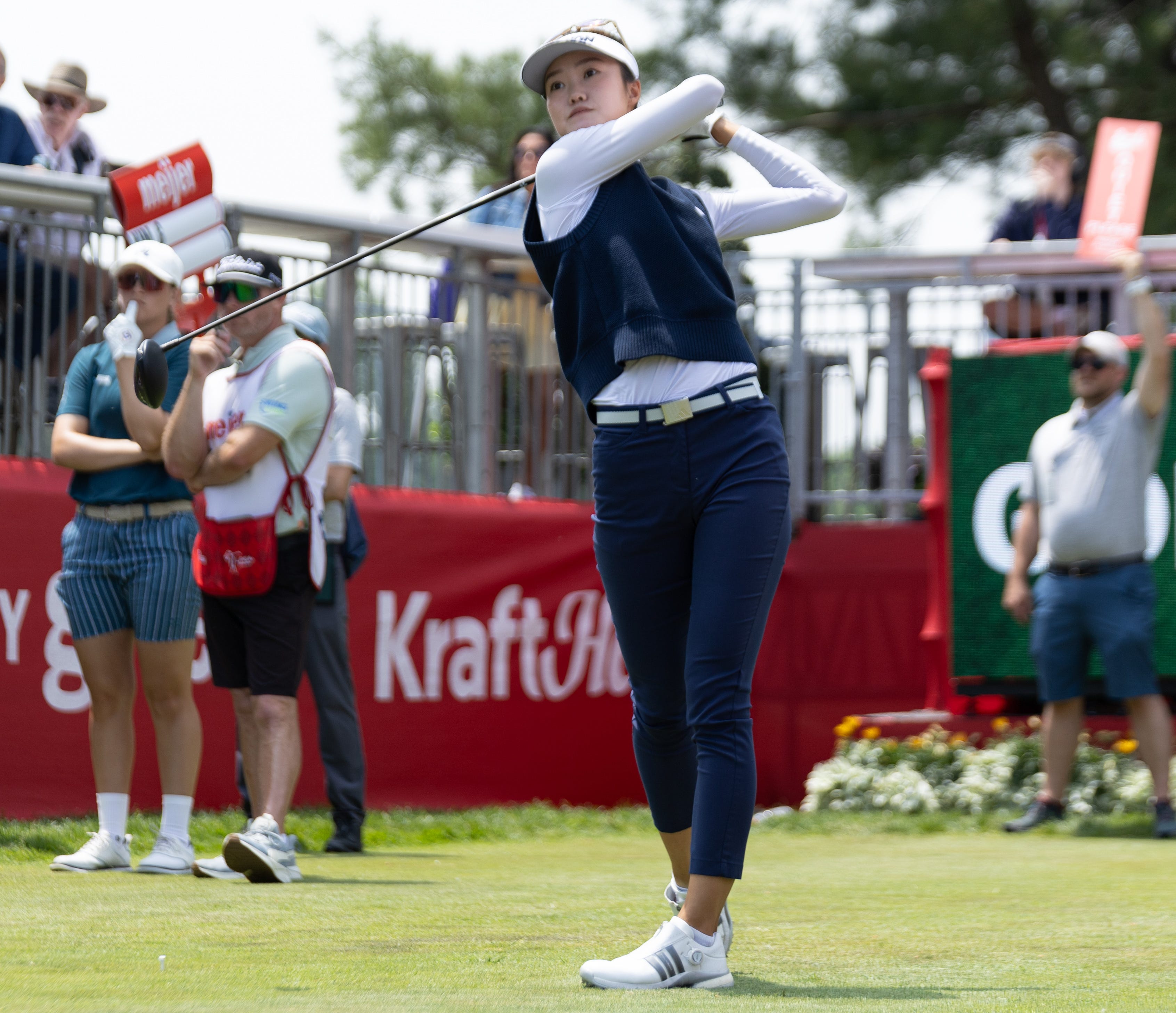 Four eagles crowd leaderboard at Meijer LPGA Classic; Lexi Thompson in mix