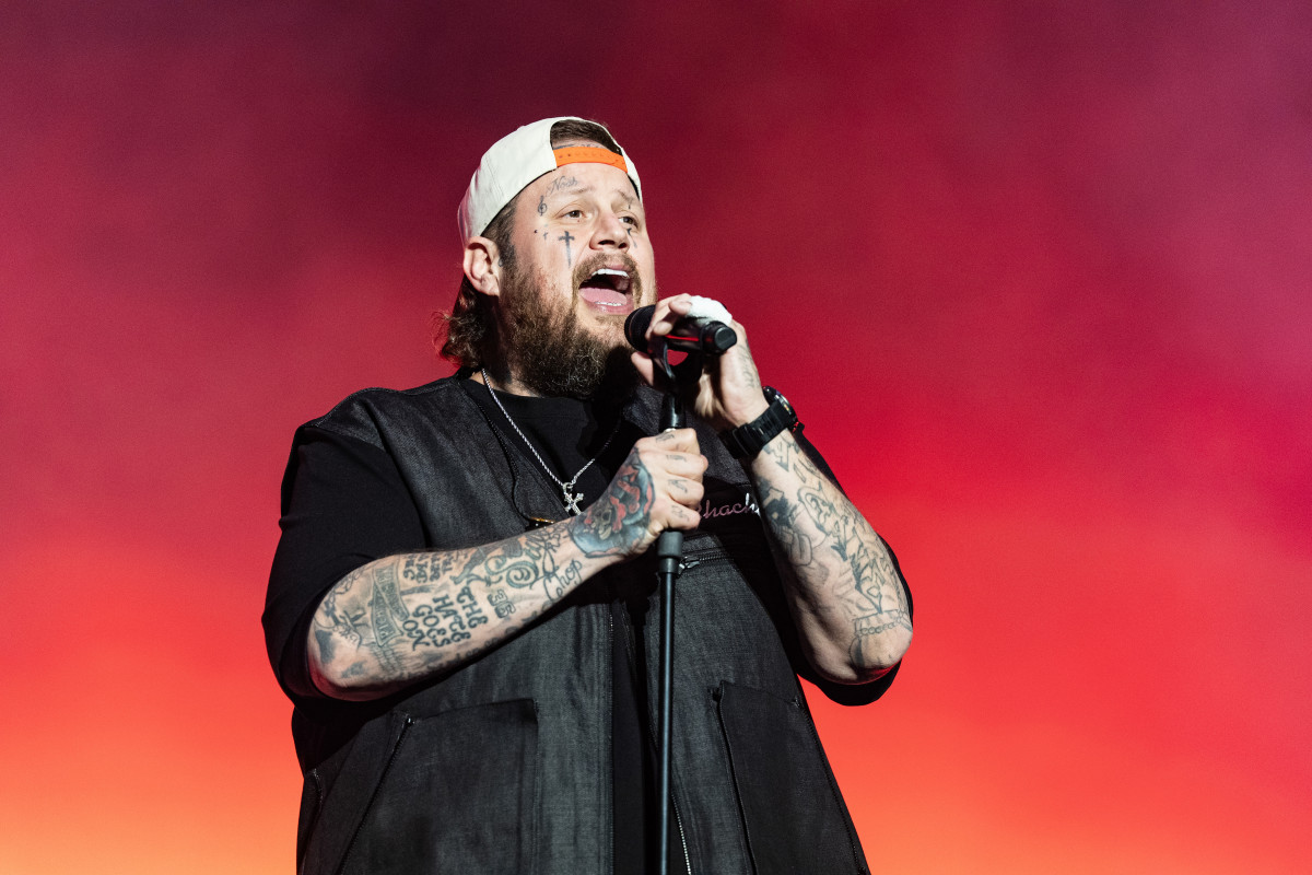 Jelly Roll Brought to Tears During Emotional Performance