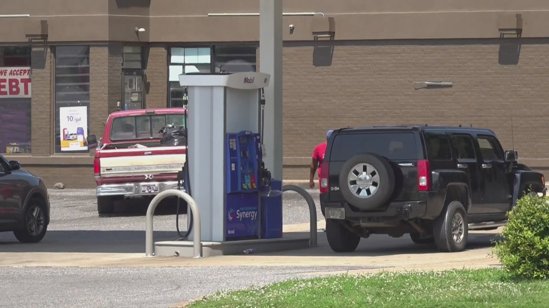 Man charged with carjacking Memphis news reporter at gas station near ...