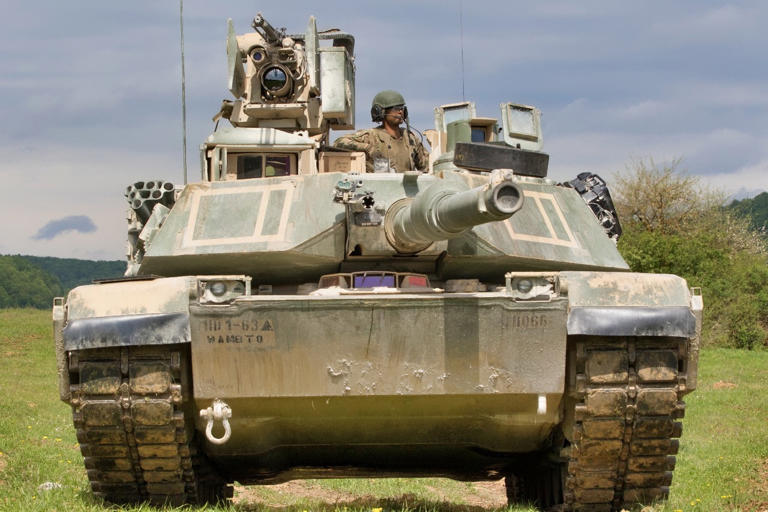Ukraine just got a brand new fleet of 80 M1A1 Abrams tanks and America ...