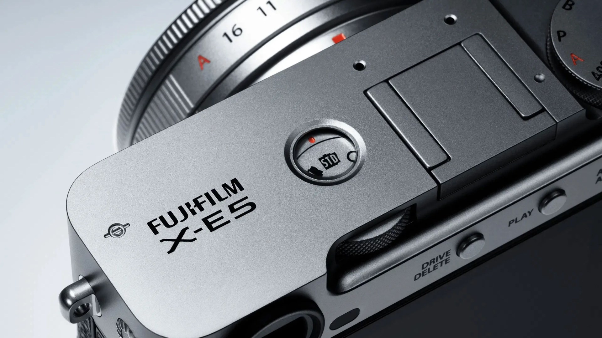 Fujifilm’s Beautiful New Mirrorless Camera Has Serious Old-School Vibes