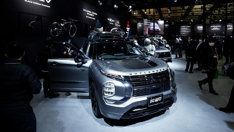 Another automaker recalls nearly 200,000 vehicles due to rearview ...