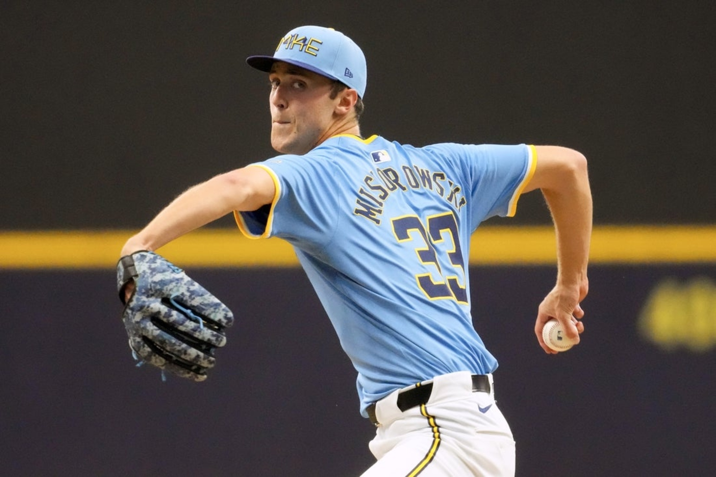 Brewers prospect no-hits Cards for 5, exits with injury in winning debut