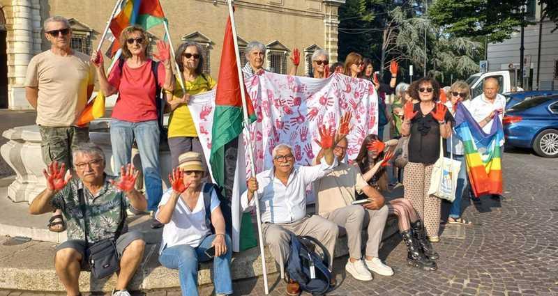 Contro la guerra a Gaza sit-in delle ’mani rosse’: "Fermiamo le armi"