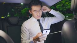 Main HP di Mobil Bikin Kepala Muter? Ternyata Ini Biang Keladinya!