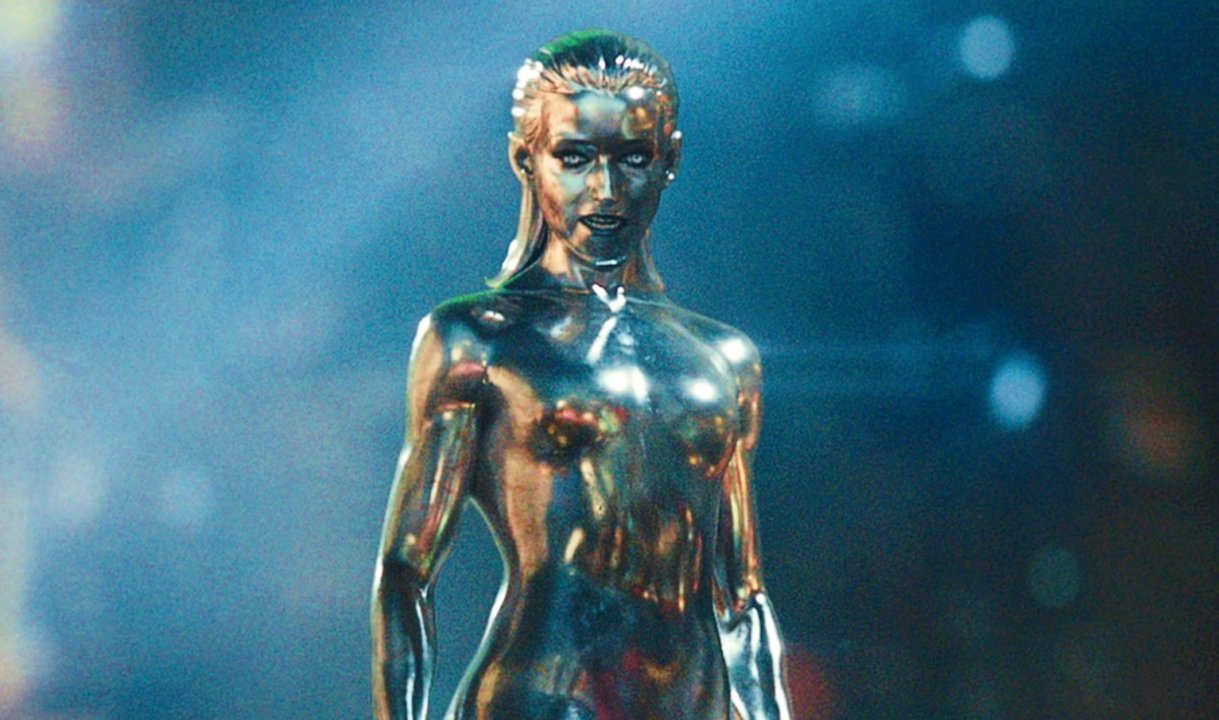 Il cosplay di Silver Surfer in body paint di missbrisolo ci porta nell ...