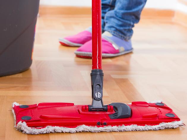 Boden streifenfrei wischen: Hausmittel wirkt Wunder