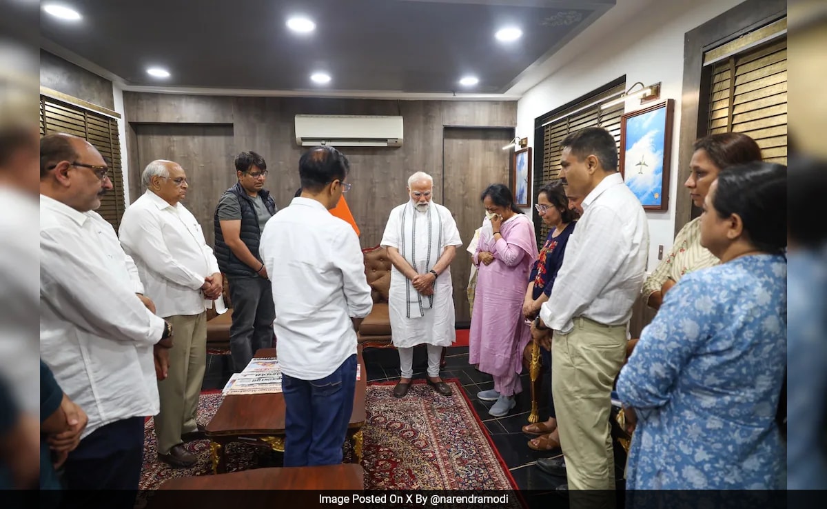 PM Modi Meets Family Of Ex-Gujarat Chief Minister Vijay Rupani After ...