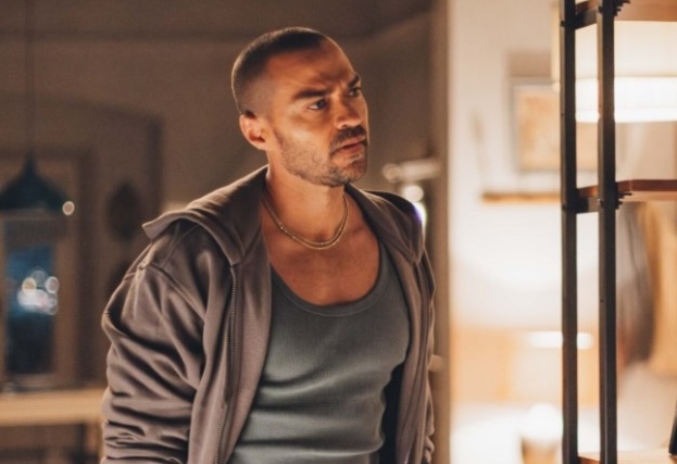 Jesse Williams Is an Ex-Marine Checking In for Duty in Amazon's Hotel ...