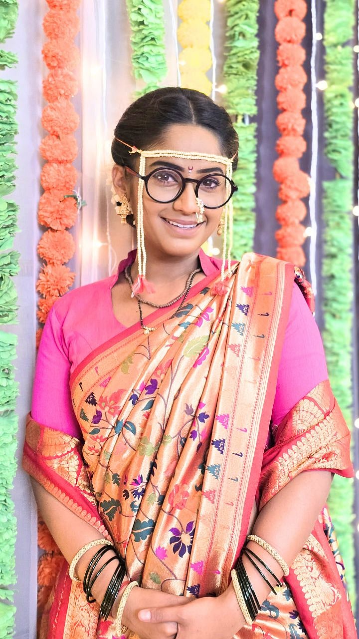 Prapti Redkar | भर उन्हात नऊवारी साडीत सावलीची घोडेस्वारी; किती ...