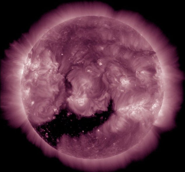 Earth to be hit by powerful shockwave in just HOURS after 'claw-shaped ...