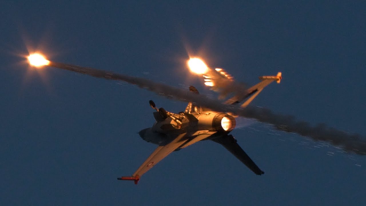 The breathtaking F-16 performance that shined against a golden sky