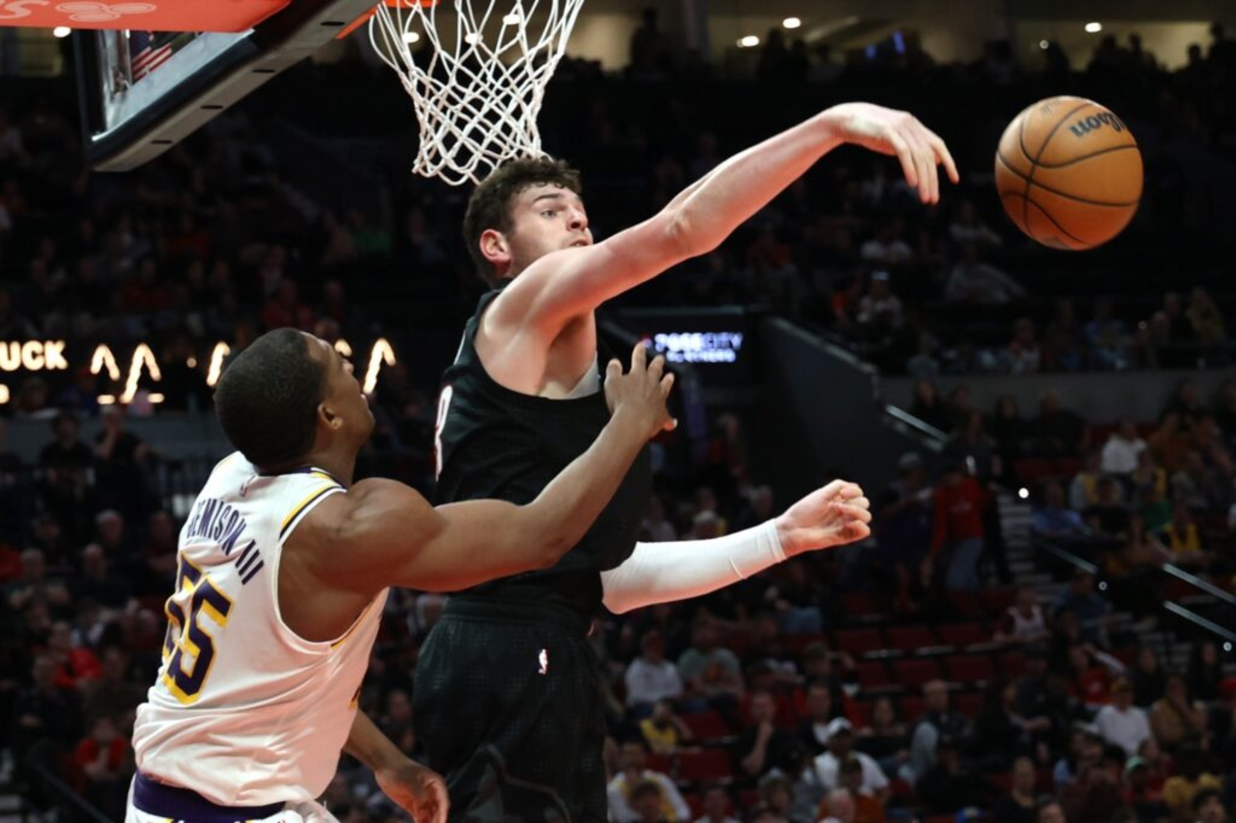 The Blazers Should Commit To Clingan As The Franchise Center