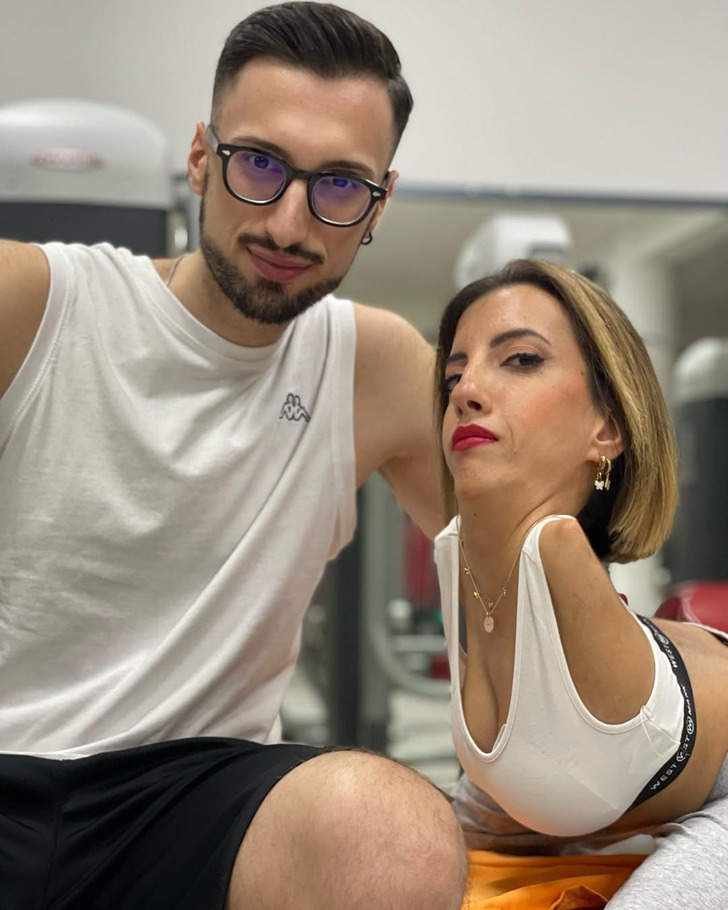 Meet A Woman Who Was Born Without Arms And A Leg Now She S Changing