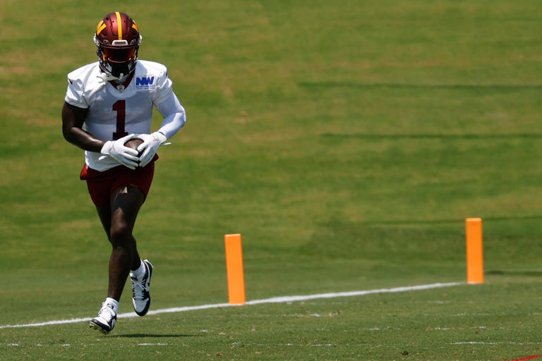 Good luck to defenders trying to tackle Commanders' Deebo Samuel in 2025