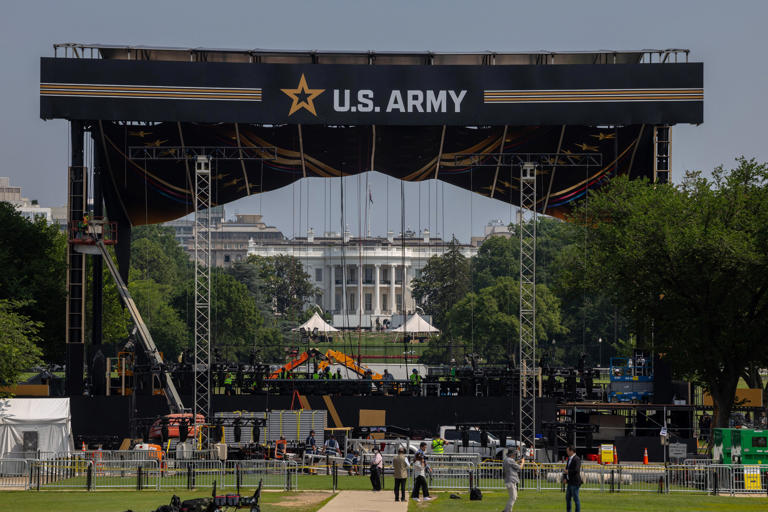 Army 250th anniversary parade: Trump presides over tanks, troops on DC ...