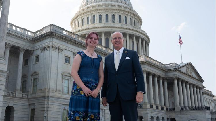 Local student meets AL congressman at U.S. Capitol after winning art ...