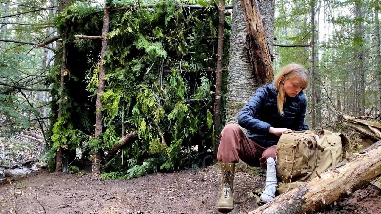 I spent a night in my bushcraft fort! 🌲