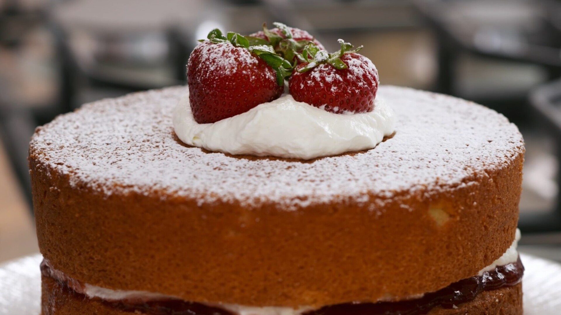 Gâteau éponge Victoria classique aux amandes moulues et à la confiture