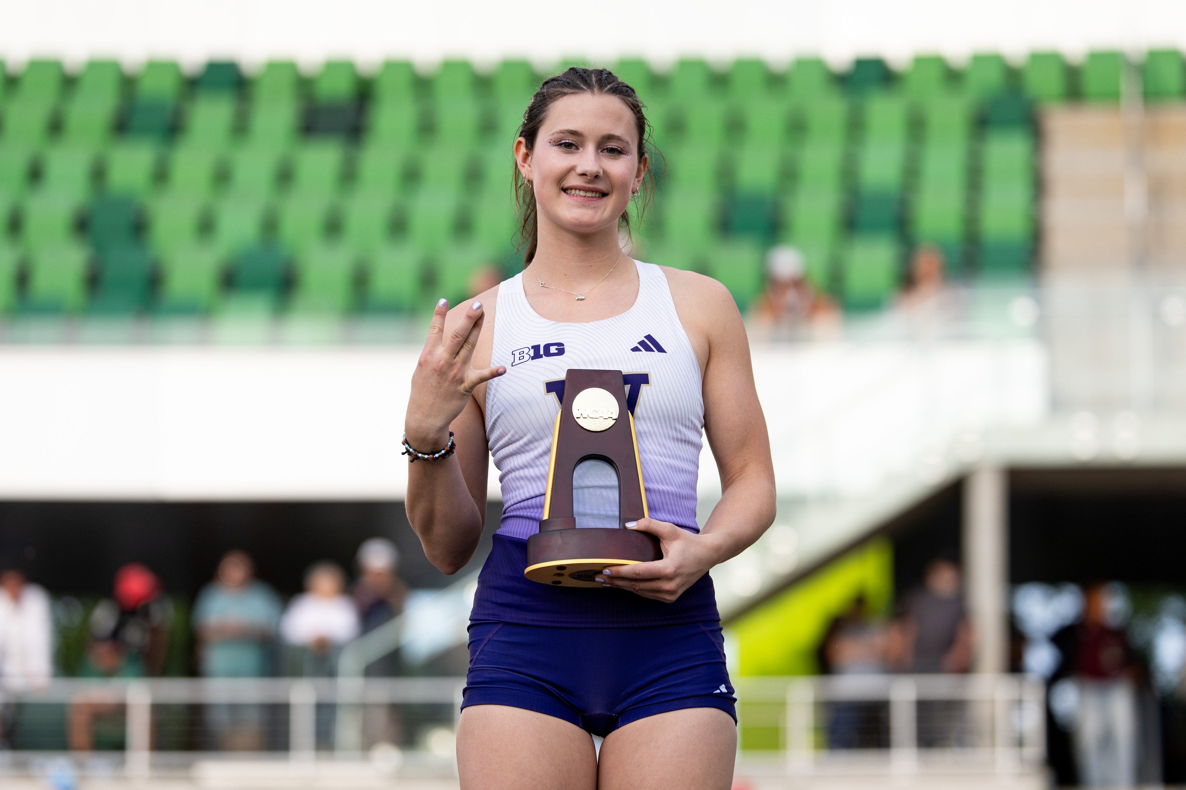 Huskies pole vaulters Hana and Amanda Moll make Diamond League debut