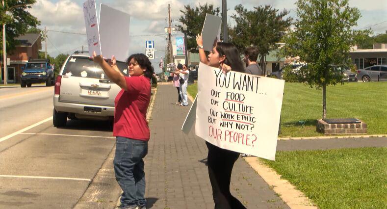 Anti-ICE protest draws in crowd in Metter