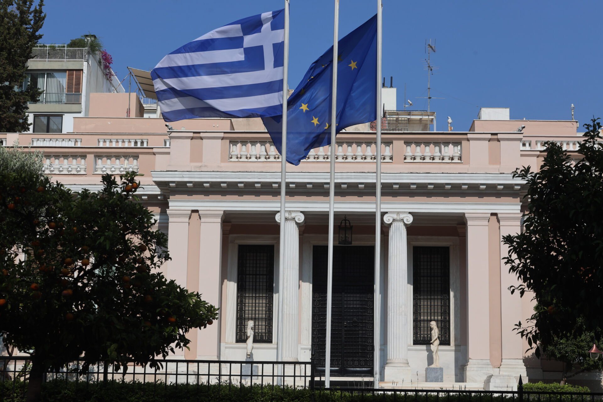 Η μελαγχολική ελληνική δημοκρατία και η διέξοδος των εκλογών