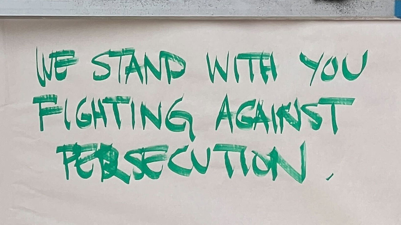 LA businesses put up signs saying 'we stand with immigrants'