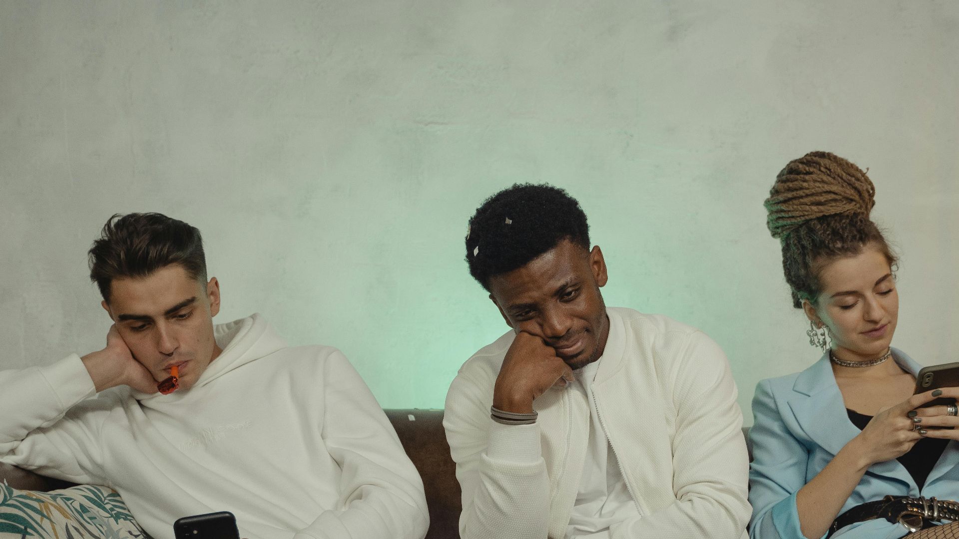 10 Signs You’ve Outgrown Your Friends & 10 Things You Can Do About It