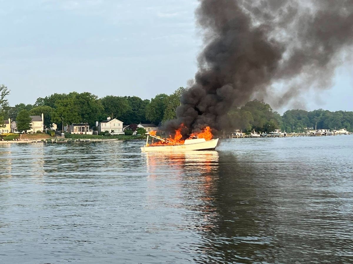 Boat Explosion In Edgewater Hospitalizes 2: Officials