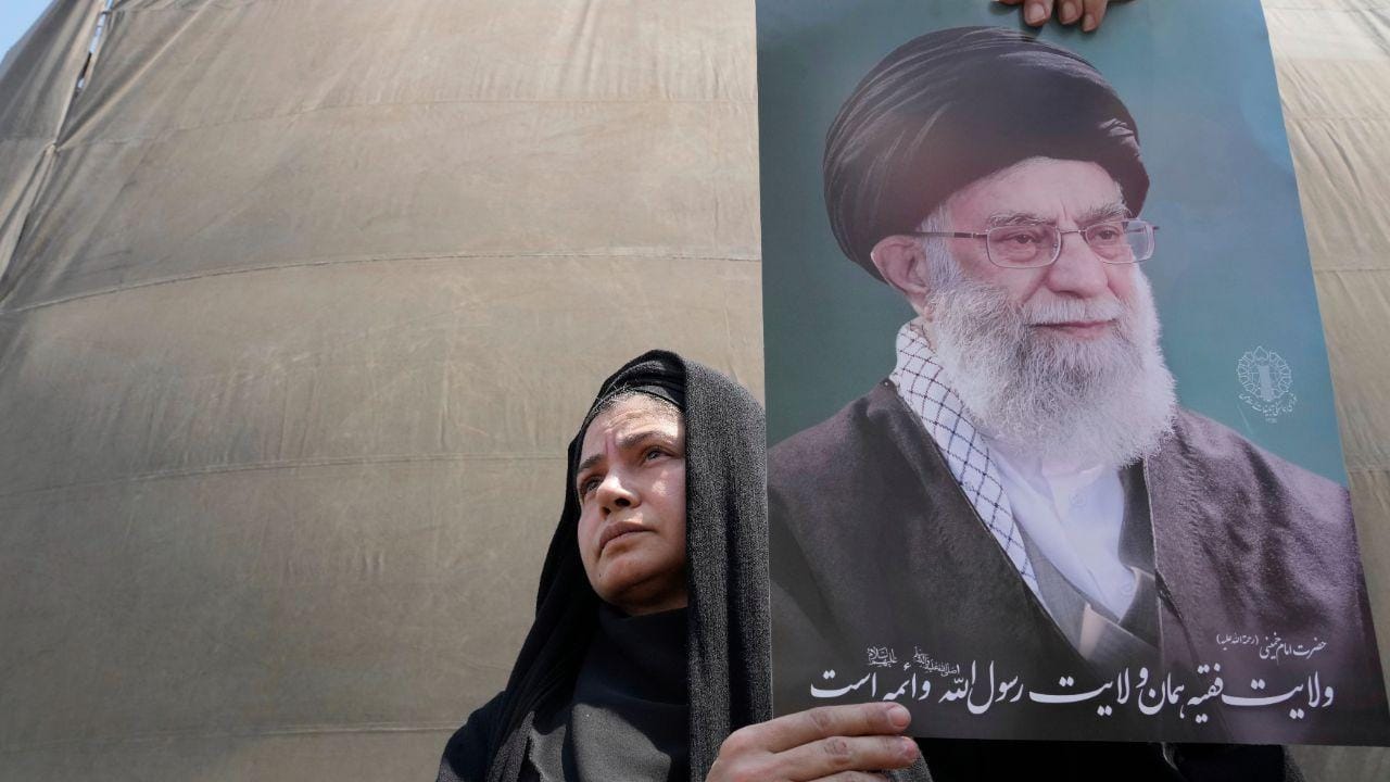 Alvo claro de Israel, Líder Supremo do Irão sente-se cada vez mais sozinho