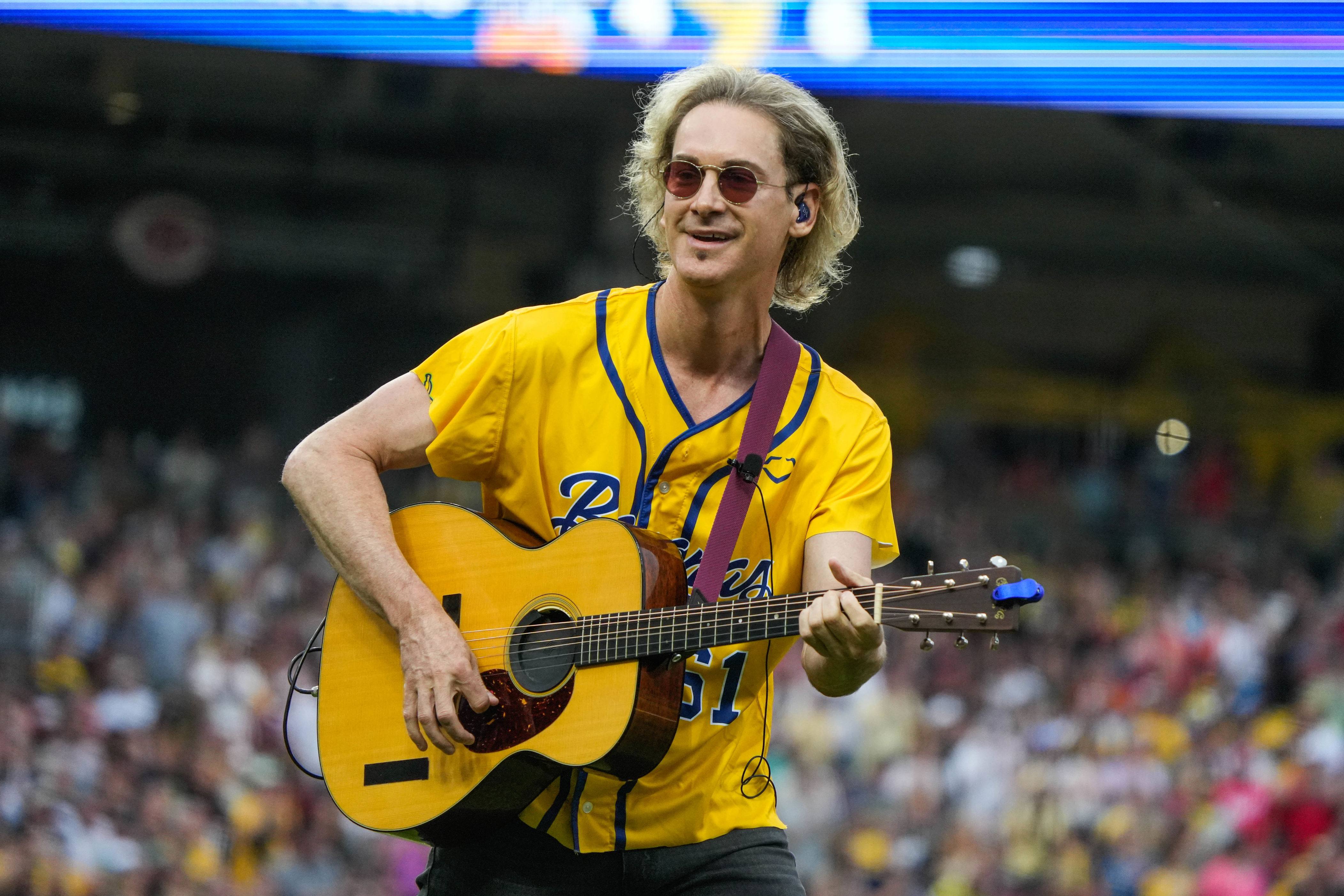 Bronson Arroyo surprises Savannah Bananas crowd with performance
