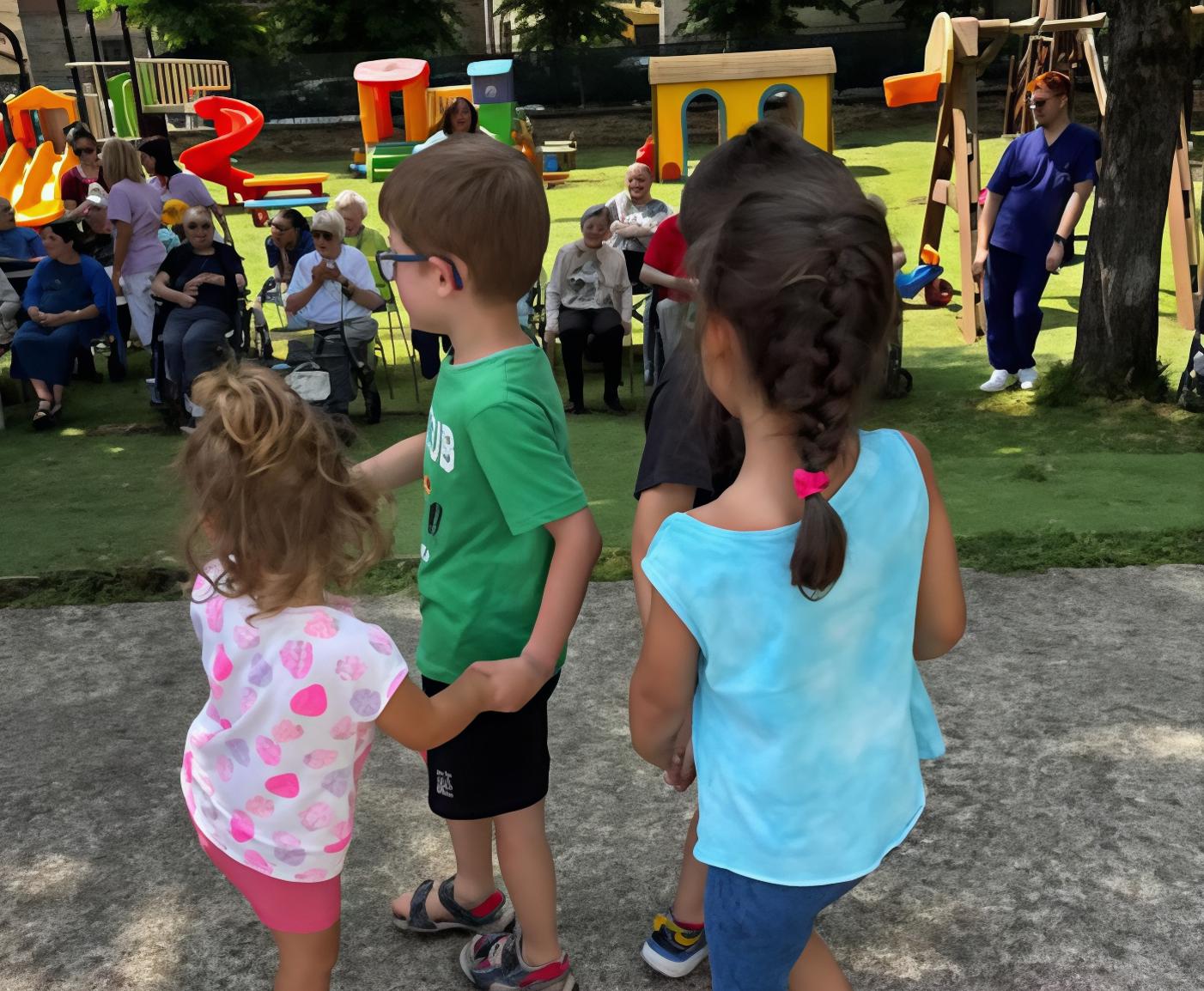 Bambini dell’asilo in festa alla casa degli anziani